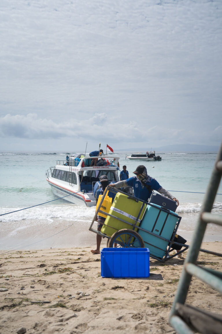 Gepaeck_verladen_Sanur_Hafen_Bali - glutenfreiumdiewelt.de