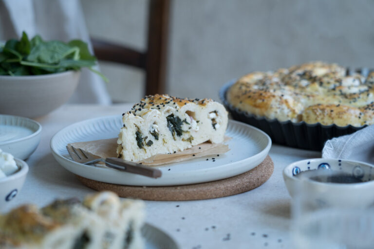 Byrek aus Hefeteig mit Spinat und Feta - glutenfreiumdiewelt.de