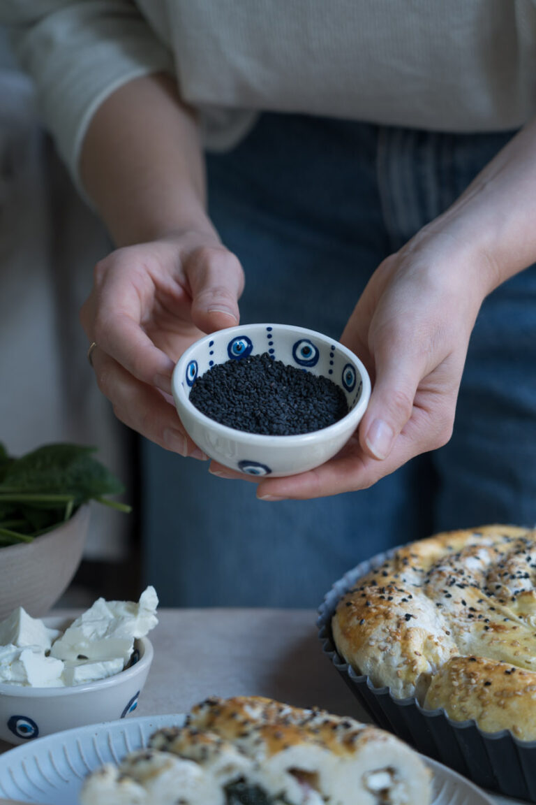 Byrek aus Hefeteig mit Spinat und Feta - glutenfreiumdiewelt.de