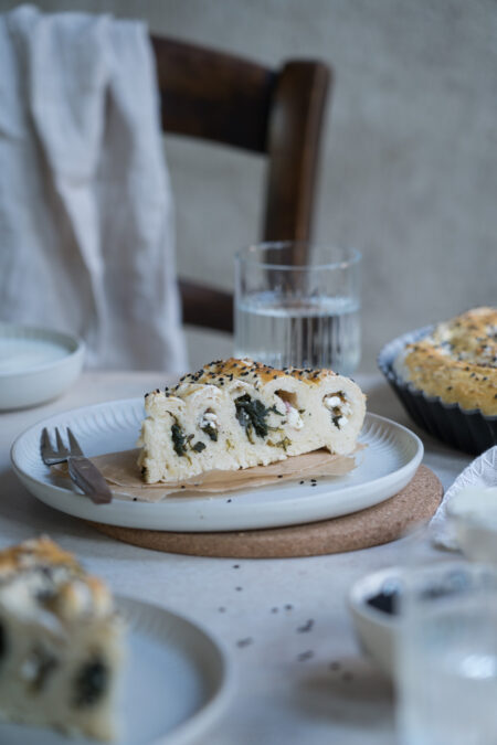 Byrek aus Hefeteig mit Spinat und Feta - glutenfreiumdiewelt.de