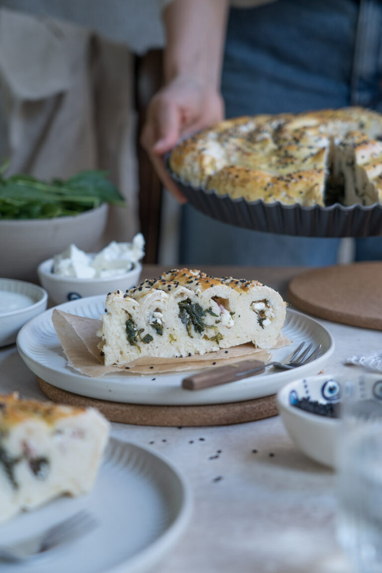 Byrek aus Hefeteig mit Spinat und Feta - glutenfreiumdiewelt.de